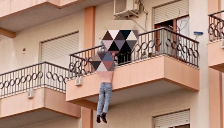 Orrore in Sicilia, tenta di buttarsi da balcone, mamma e nonna lo ...