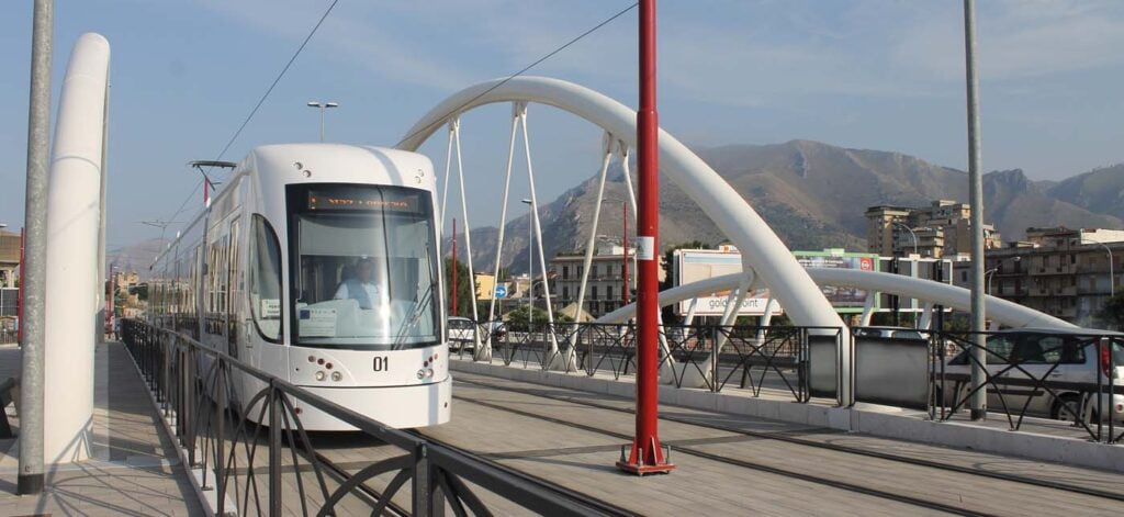 Dramma a Palermo, uomo travolto dal tram in Corso dei Mille - Diretta ...
