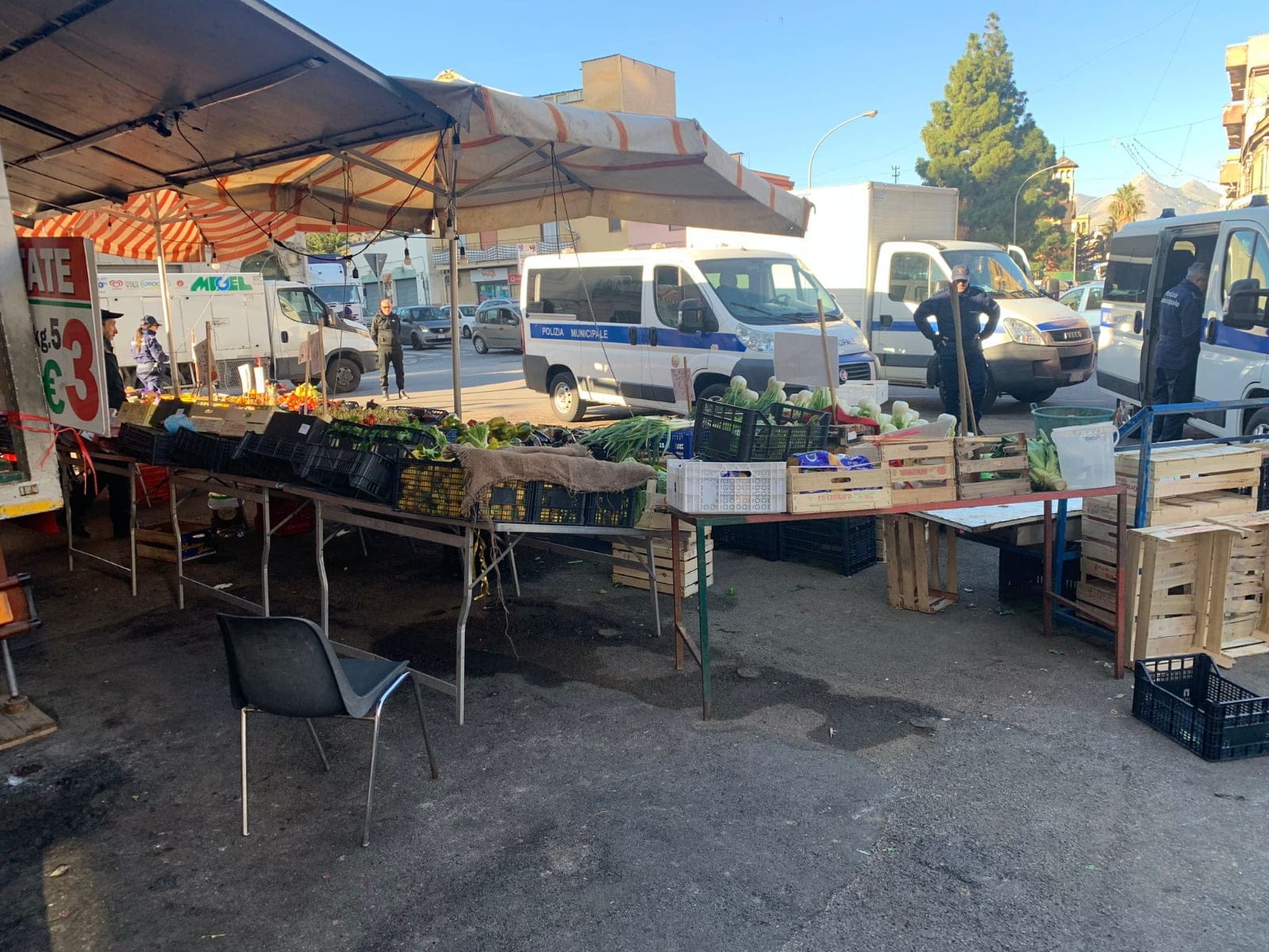 Blitz della Municipale a Brancaccio, sequestrati 500 chili di merce ...