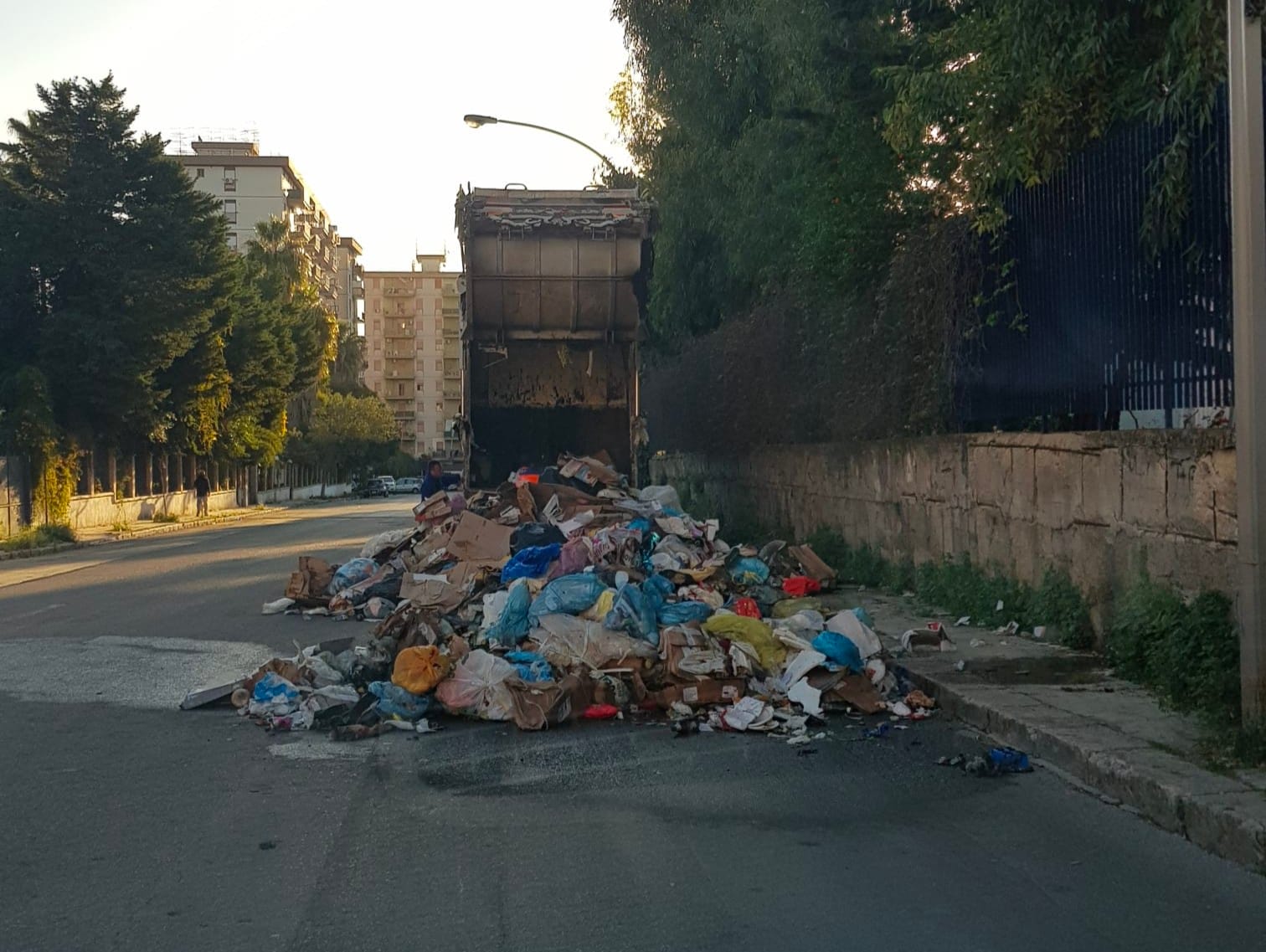 Gettano batterie nel cassonetto e il compattatore prende fuoco ...