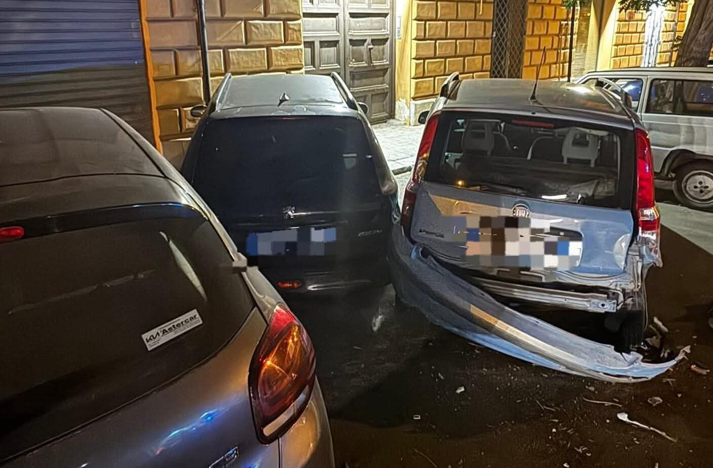 Distrugge tre macchine in via Lincoln e fugge: "Ho avuto un malore e ...